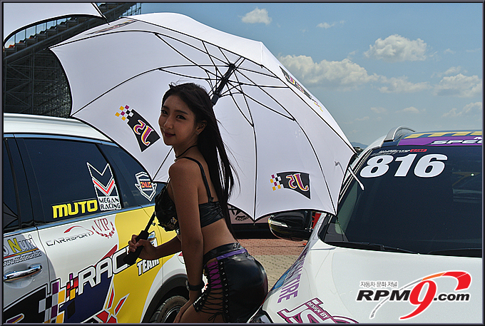 [포토] 레이싱모델 김미나, 아찔한 ‘힙 라인’에 볼륨감은 기본 - RPM9 전자신문엔터테인먼트