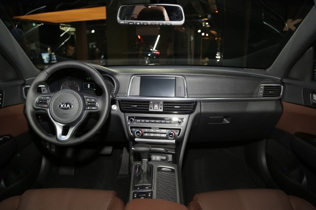 기아차, 2017 K5 발표…중형차 4파전 ‘가열’ - RPM9 전자신문엔터테인먼트