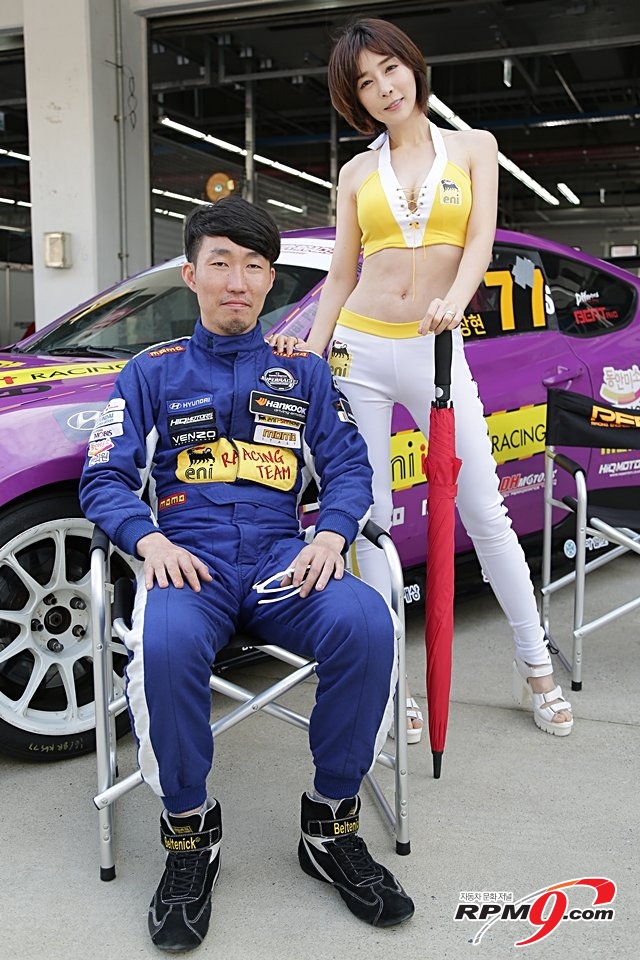 [포토] CJ슈퍼레이스, ENI 레이싱 박상현 레이싱모델 한민지 - RPM9 전자신문엔터테인먼트