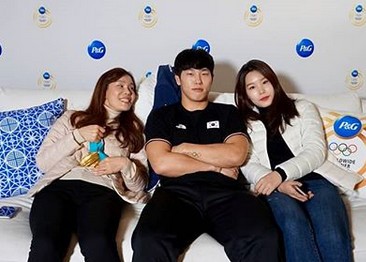 스켈레톤 윤성빈, 가족사진 화제 “엄마․여동생 미모, 실화냐” - RPM9 전자신문엔터테인먼트