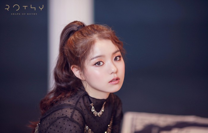 로시, 데뷔 앨범 'Shape of Rothy' 콘셉트 포토 추가공개…'청순소녀의 짙은 시크매력 눈길' - RPM9 전자신문엔터테인먼트