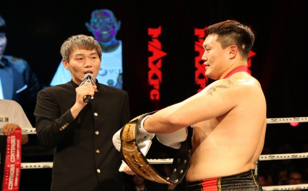 MAX FC15, ‘명승사자’ 명현만 2R KO승…‘황제의 귀환’ - RPM9 전자신문엔터테인먼트