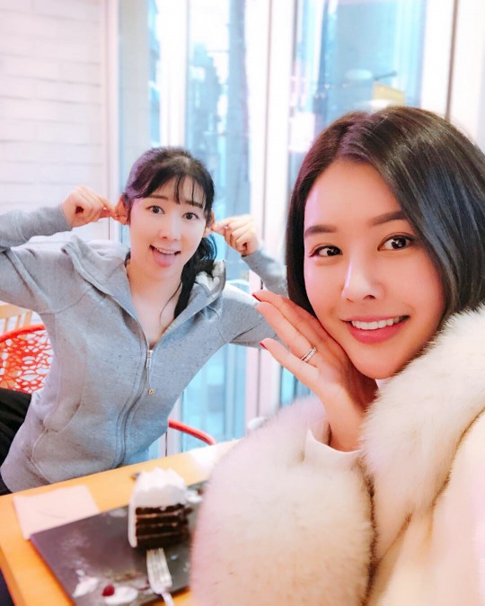 박은지&사유리, '청초매력'돋는 새해인사 사진 공개 - RPM9 전자신문엔터테인먼트