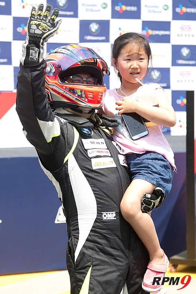 [포토] '슈퍼레이스' 신윤재, BMW M 클래스 2전 결승 3위 - RPM9 전자신문엔터테인먼트