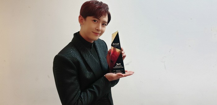 2PM 닉쿤, 中 패션시상식서 '아시아 최고 영향력 우상' 수상 - RPM9 전자신문엔터테인먼트
