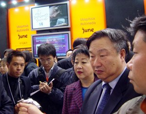 왕쉬뚱 중국 신식사업부장관, SKT 위성 DMB 시연 - 전자신문