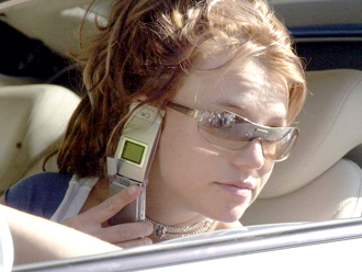 LG휴대폰 쓰는 브리트니 스피어스 - 전자신문