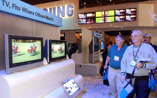 [사진으로 보는 2005 CES]삼성전자의 슬림형 CRT TV - 전자신문