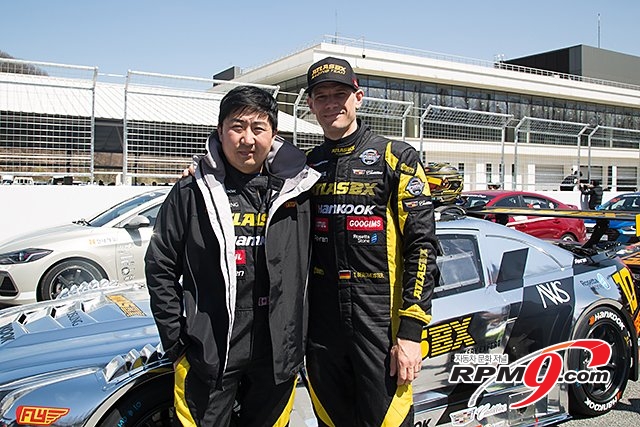 [포토] 2017 CJ대한통운 슈퍼레이스, 아트라스BX 조항우 감독 & 팀 베르그마이스터 '화이팅 미소' - RPM9