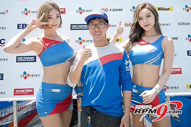 [포토] 2017 CJ대한통운 슈퍼레이스, 씨제이 로지스틱스 장태욱 미캐닉 '팀 레이싱걸과 함께 엄치척' - RPM9