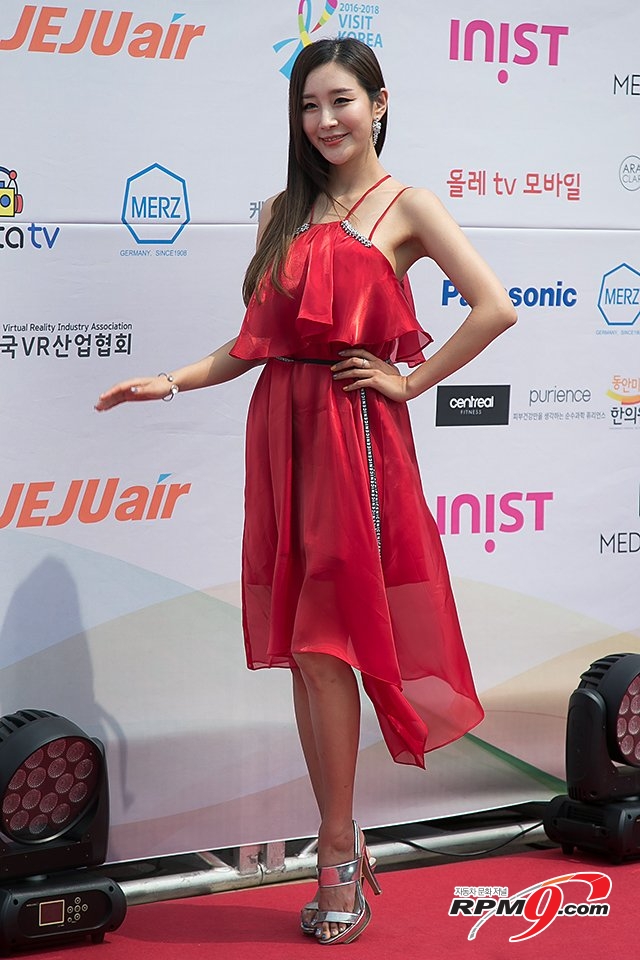 [포토] 레이싱걸 한지오, 레드 드레스 입고 레드 카펫에서 - RPM9 전자신문엔터테인먼트