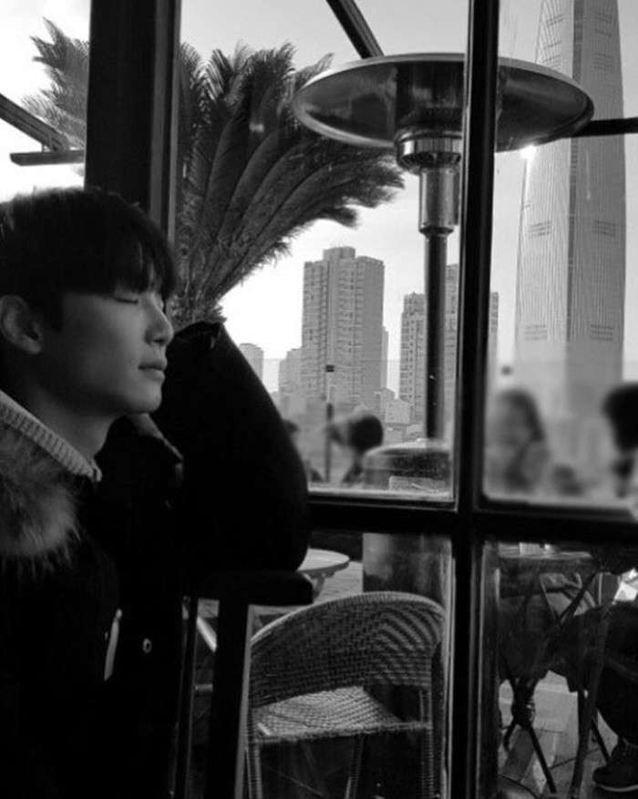 뉴이스트W JR, 흑백사진 속 비주얼로 '단콘 기대감' UP - RPM9 전자신문엔터테인먼트