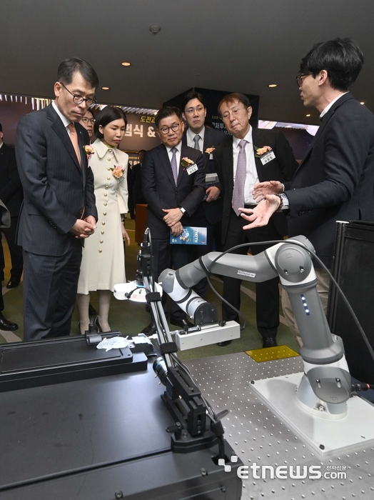 스마트 인젝트 보는 김성태 IBK기업은행장 - 전자신문