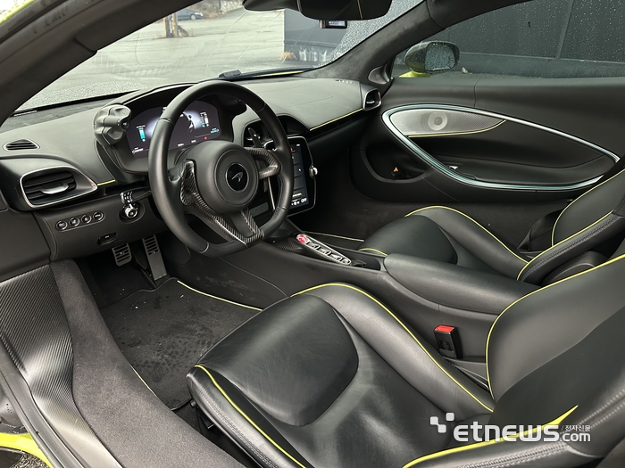 [신차드라이브]고요한 슈퍼카 '맥라렌 아투라'…PHEV의 반전 매력 - Kollo