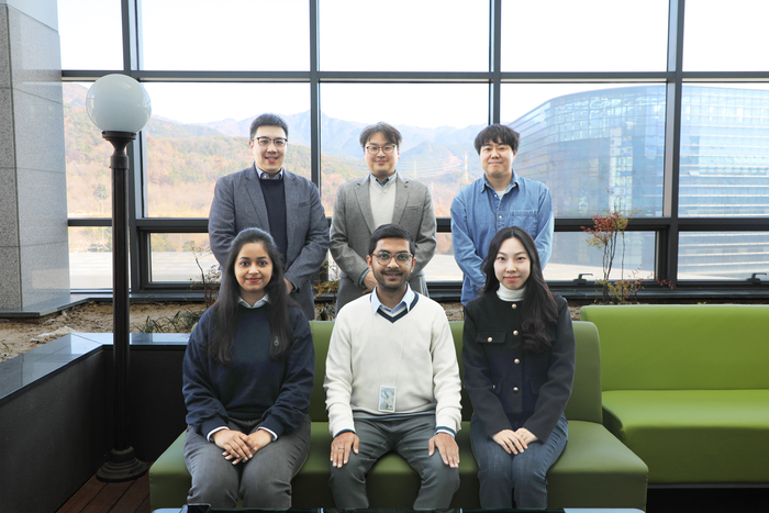 Dgist 움직임과 압력만으로 전기·빛 생성하는 자가 발전 센서 개발 전자신문