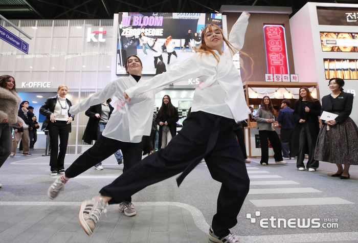 MWC 2025 KT K팝 스테이지 - 전자신문