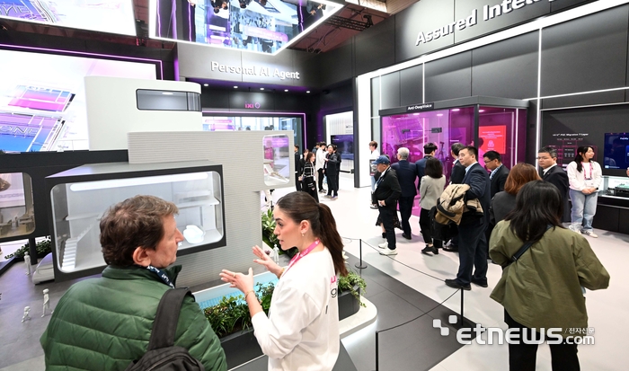 MWC LG유플러스 부스 - 전자신문