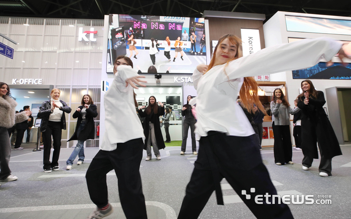 MWC 2025 KT K팝 스테이지 - 전자신문