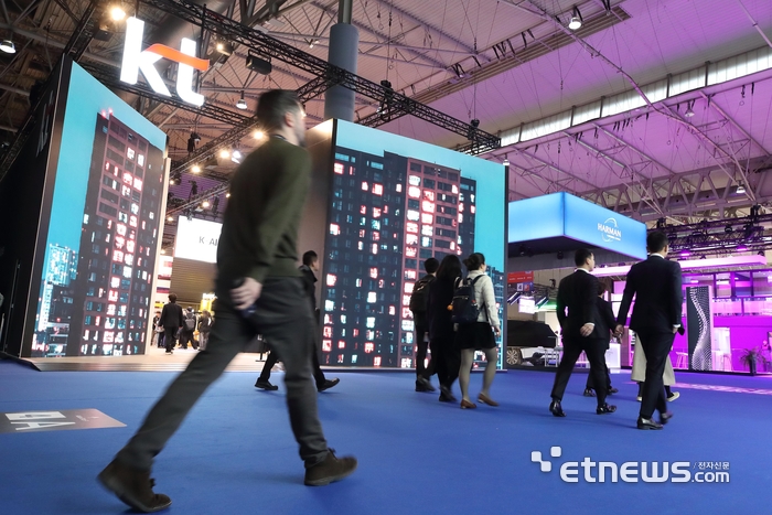 MWC25 개막...KT가 보여줄 AI시대는 - 전자신문