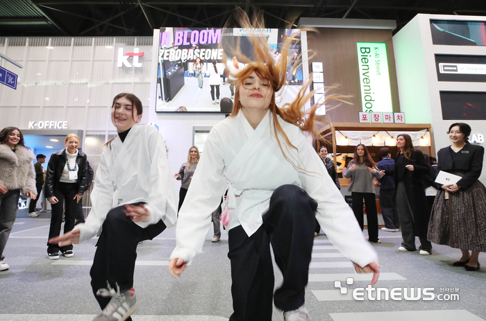 MWC 2025 KT K팝 스테이지 - 전자신문