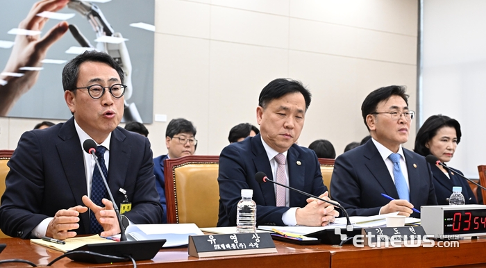 [포토] SKT 유영상 “가입자 한달 최대 500만 이탈예상…3년간 7조 손실” - 전자신문