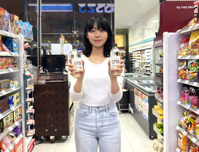 GS25, '선양오크소주' 3달만에 누적 판매량 200만병…“소주 매출 견인” - 전자신문