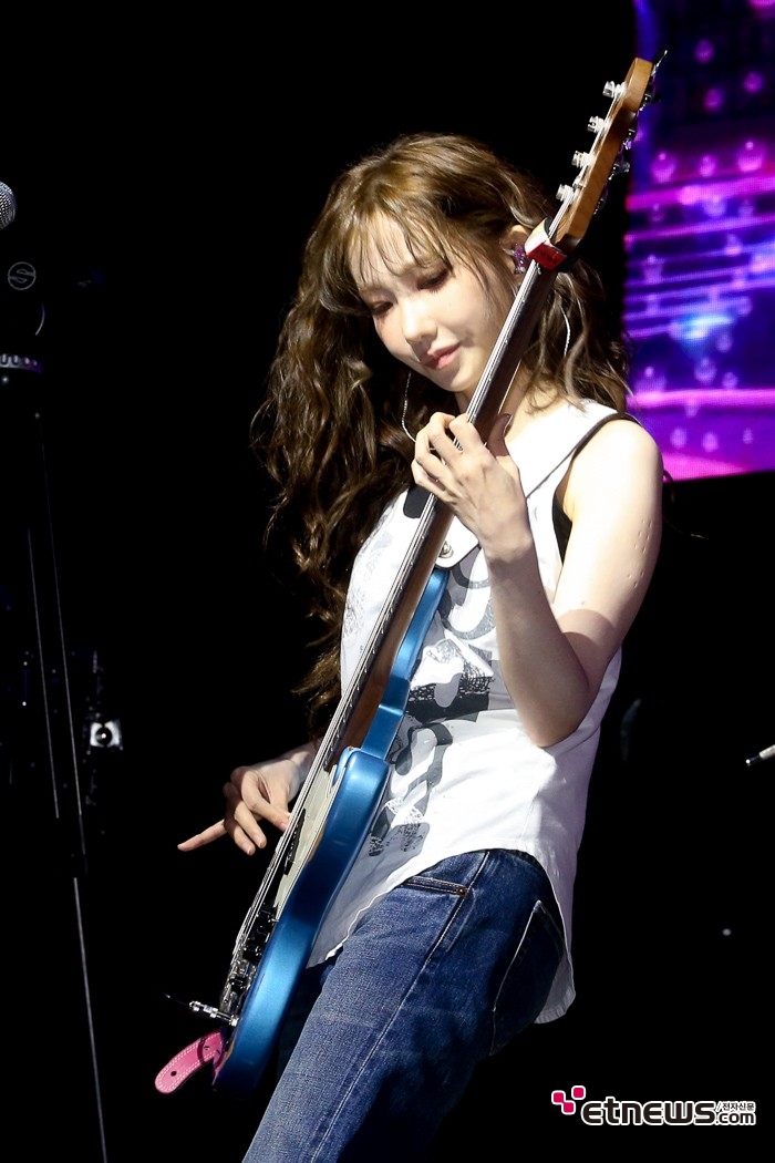 [ET포토] QWER 마젠타, '집중하는 퍼포먼스' - 전자신문