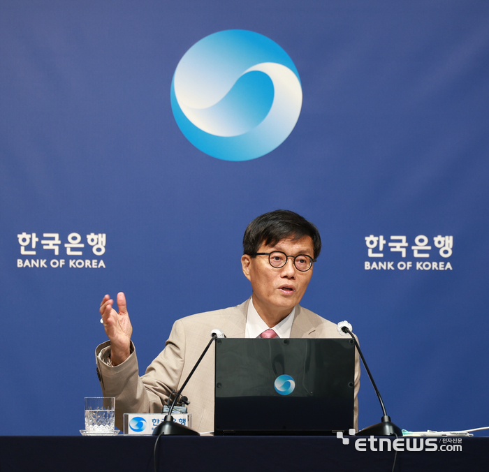 이창용 한국은행 총재가 10일 금융통화위원회 직후 열린 기자간담회에서 발언하고 있다.