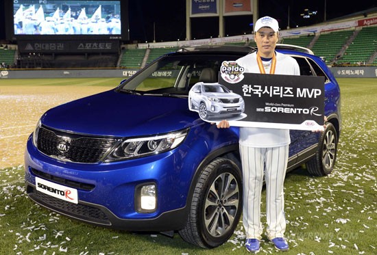 2012 한국시리즈 MVP 이승엽 선수에 '통 큰 선물' - RPM9 전자신문엔터테인먼트