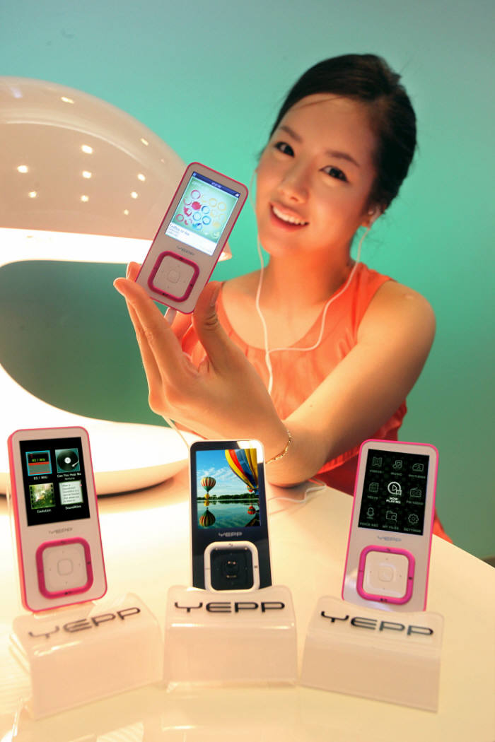 삼성전자, 톡톡 튀는 컬러 MP3P `YP-Q3` 출시 - 전자신문