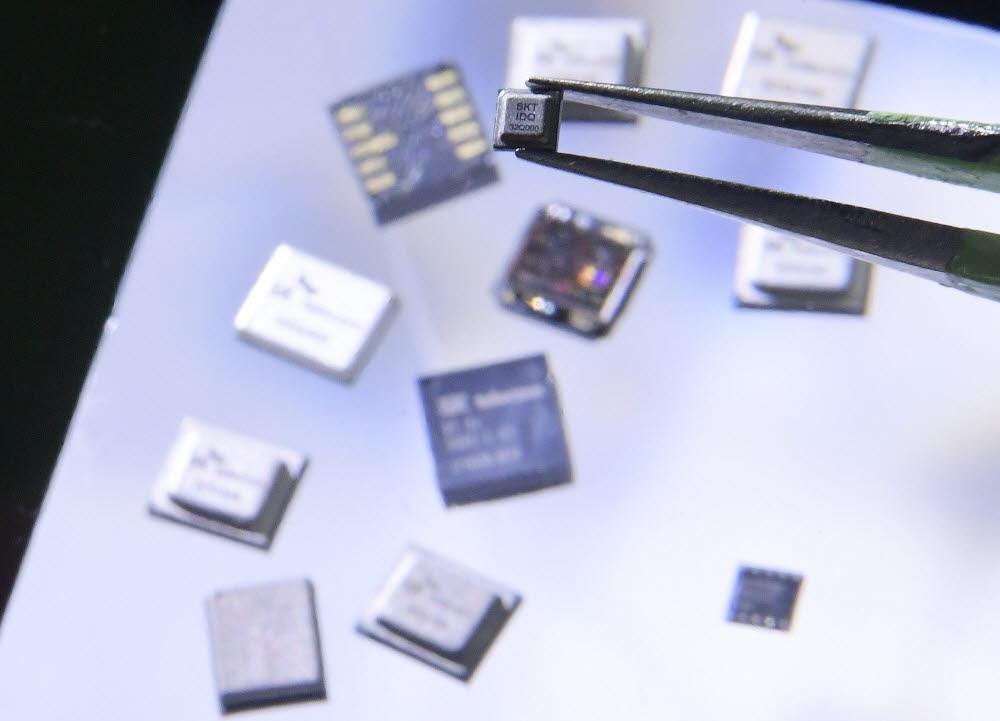 세계 첫 양자 보안폰에 탑재된 'QRNG 칩셋' - 전자신문